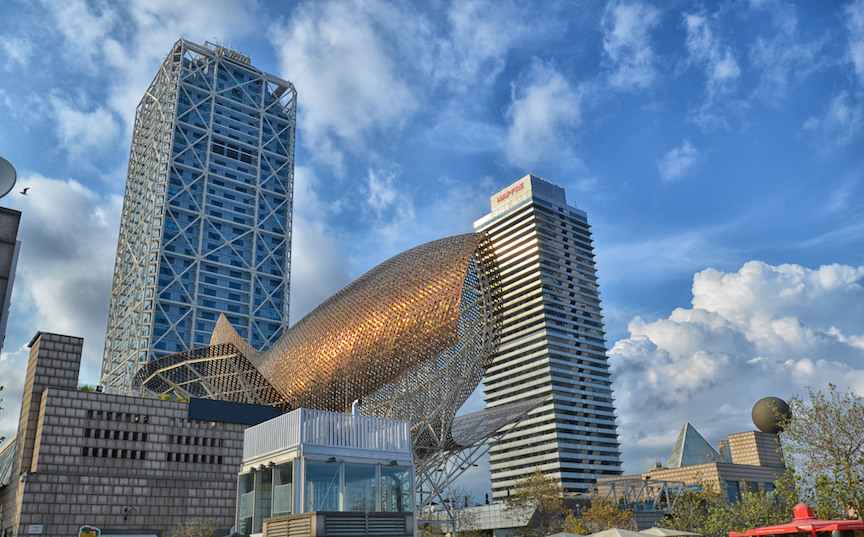 Two Buildings Near Barcelona Beach - Skrendu.lt